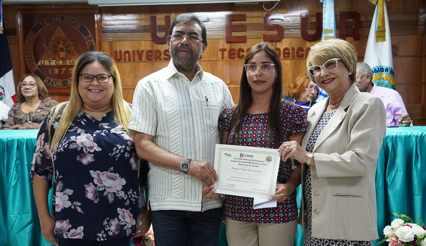 INDRHI entrega 100 becas a jóvenes de Azua para cursar carreras en la Universidad Tecnológica ...